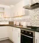 Grembiule mosaico nell'area di lavoro della cucina