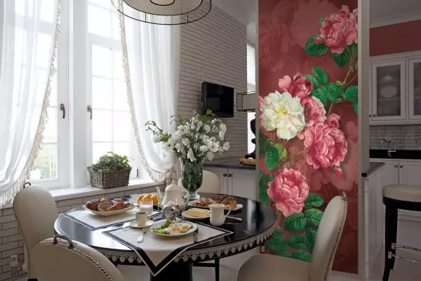 Photocondois avec des fleurs au-dessus de la table à manger