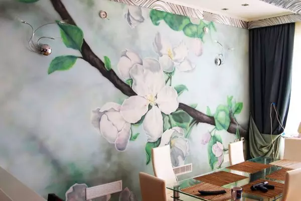 Maleri i form af blomster på væggene i køkkenet