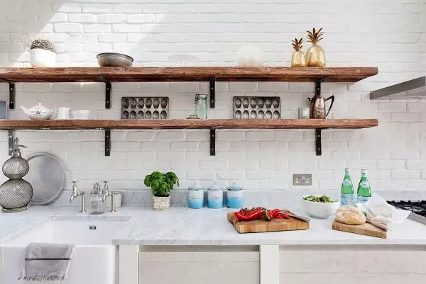 台所の軽い壁の背景に木製の棚