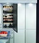 Kylskåp-bar inbyggd i garderoben