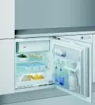 Lille køleskab i kabinettet under bordpladen