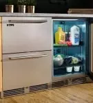 Køleskab under bordpladen med en gennemsigtig dør