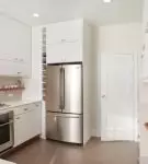 Srebrni hladnjak u niši