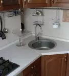 Круглая мыйка ў куце кухні