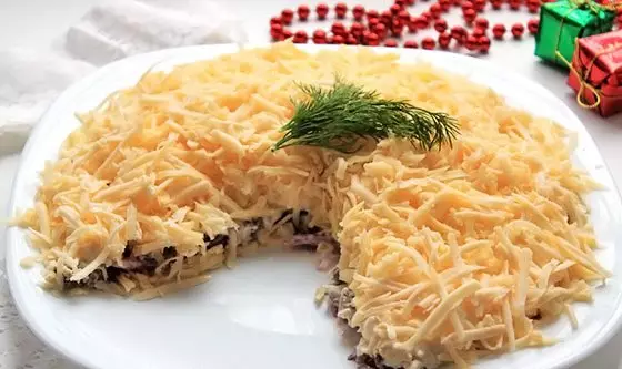 Zaub xam lav nrog nqaij nyuj npau thiab cov cheese ntawm lub phaj