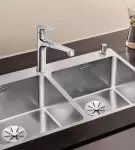 Двухчашевую врізна мийка з однаковими чашами