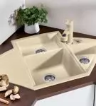 Corner basuh dengan tiga mangkuk