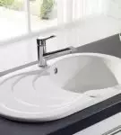 Oval vask under vinduet