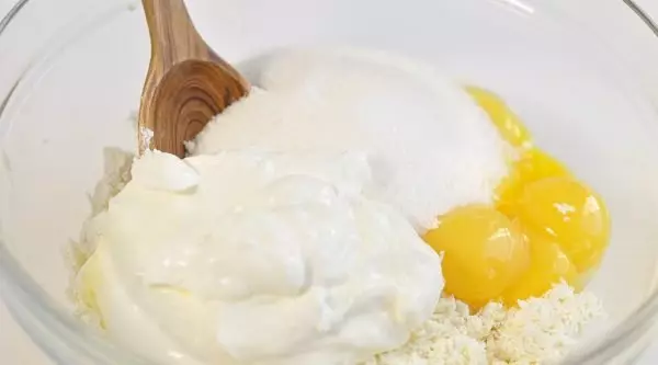 Vikendica, žuman za jaje, pavlaka i šećer u velikoj staklenoj posudi