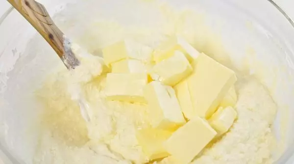 Butterscheiben in einer Schüssel mit Hüttenkäse
