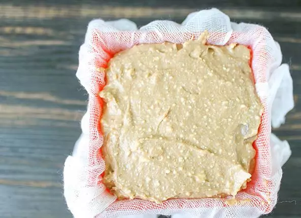 برداشت کلبه پنیر شکلاتی عید پاک در یک شکل کوچک با یک قطعه گاز