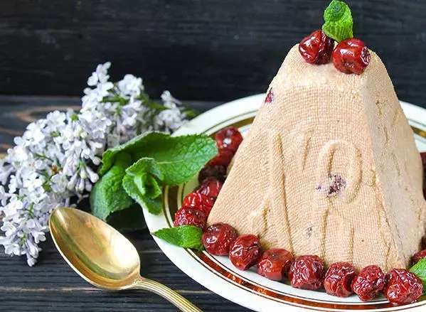 Curd-Schokoladenform mit frischer Minze und Kirschen auf einem Teller