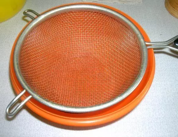 Metal sieve na nnukwu efere plastic