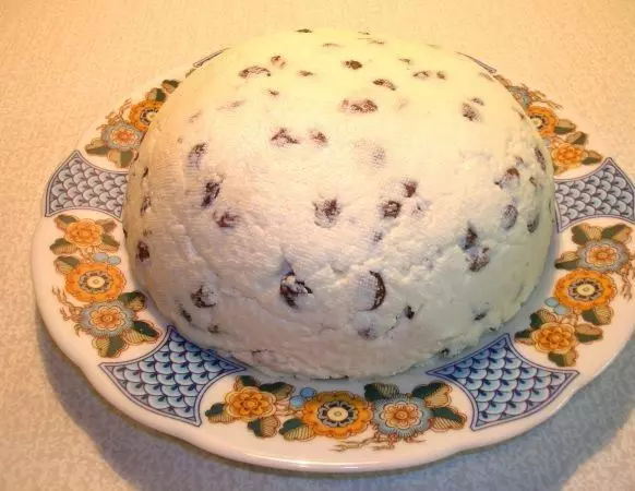 کلاسیک کلاسیک پنیر عید پاک با کشمش بر روی یک صفحه بزرگ