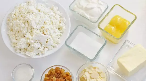 محصولات برای پخت و پز کلبه پنیر عید پاک بر روی میز
