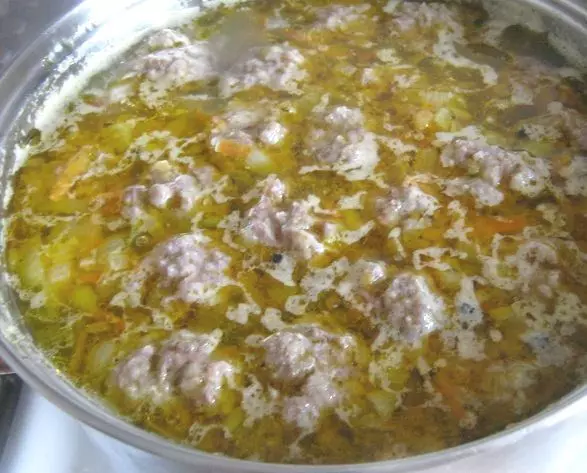 Супа со ќофтиња во голем метален сад
