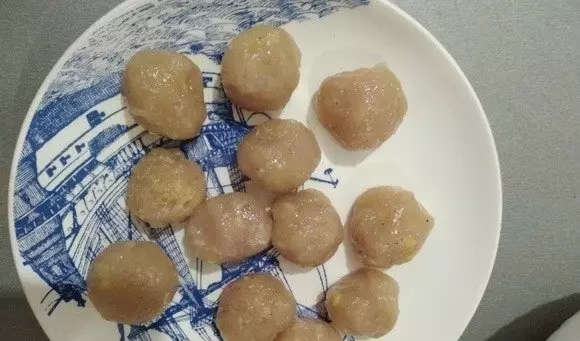 Raw chicken minced meatballs sa isang plato