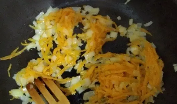 Asar la cebolla y las zanahorias para la sopa asada.