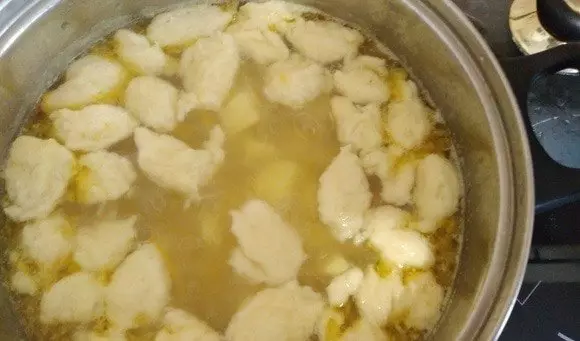 Gotowe klecks w rondlu z zupą