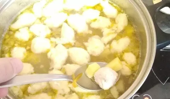 Isobho nge-meatballs bese ushaya epanini elikhulu epuletini
