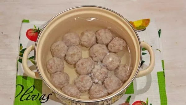 Meat Meatballs sa isang kasirola na may tubig sa isang kusina tuwalya
