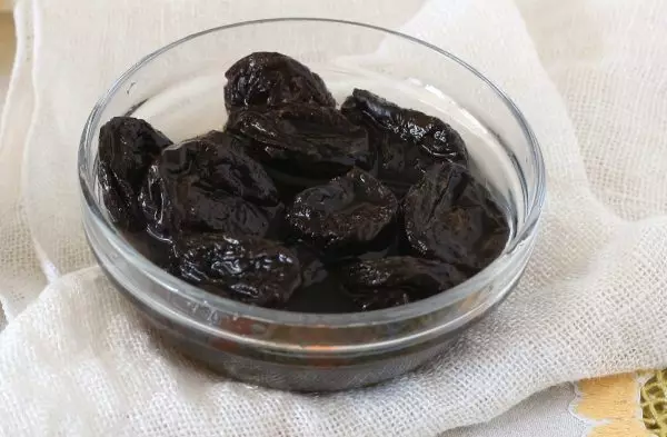 prunes في وعاء