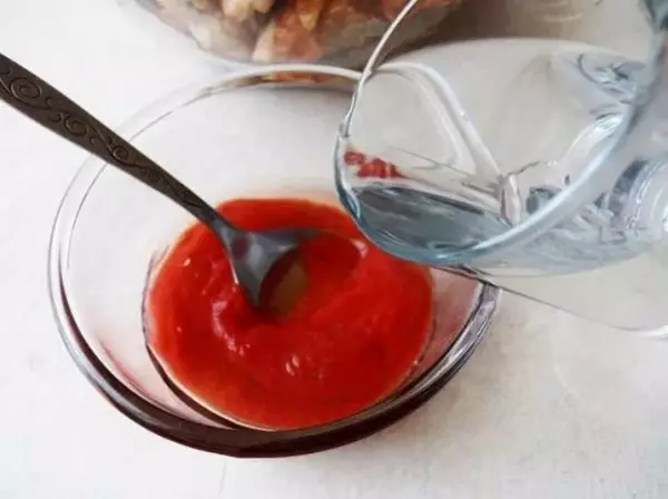 Tomato pastası su ilə seyreltilir