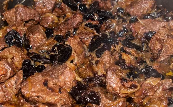 Kjöt stewed í pönnu með prunes
