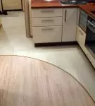 Combinatie van witte tegels en lichte laminaat op de keukenvloer