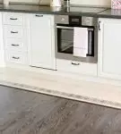 Ο συνδυασμός από σκούρο laminate και λευκά πλακάκια στην κουζίνα