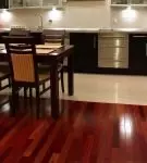Lyse laminat og lette gulvfliser i køkkenet-spisestuen