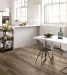 Pruun laminaat köögis valge mööbli