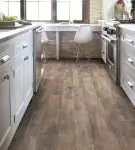 Tumepruun laminaat kitsas köögis