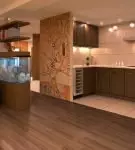 חדר מטבח גדול עם אריחים לרבד על הרצפה