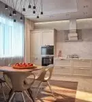 Combinação de laminado e azulejos em uma pequena cozinha