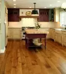Cozinha com mobiliário leve e laminado marrom