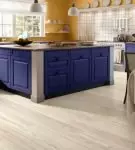 ריהוט כחול לבן במטבח עם אור לרבד