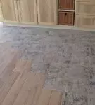 De combinatie van porselein en laminaat op de vloer van de keuken