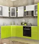 Fone de ouvido verde-branco em uma pequena cozinha