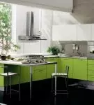 Mobles brillantes e pisos escuros na cociña