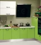 Mobiliario de ensalada branca na cociña acolledora