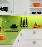 Delantal de ensalada e mesa superior dun auricular branco na cociña