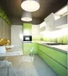 पीला सलाद फर्नीचर के साथ संकीर्ण रसोईघर