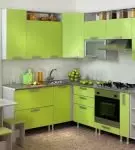 Rohový nábytok šalátových farieb pre kuchyňu