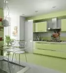 Decoración de ensalada pálida dunha gran cociña