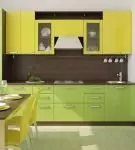 रसोई में पीले-हरे हेडसेट और ब्राउन एप्रन