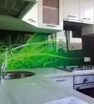 Apron dapur dengan corak hijau