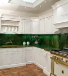 Apron hijau gelap dan perabot putih di dapur