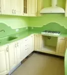 Un șorț și o masă de umbră verde în bucătărie